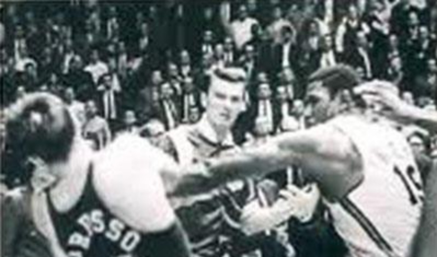 The Time Willis Reed Fought the Entire Lakers Bench...and Won!